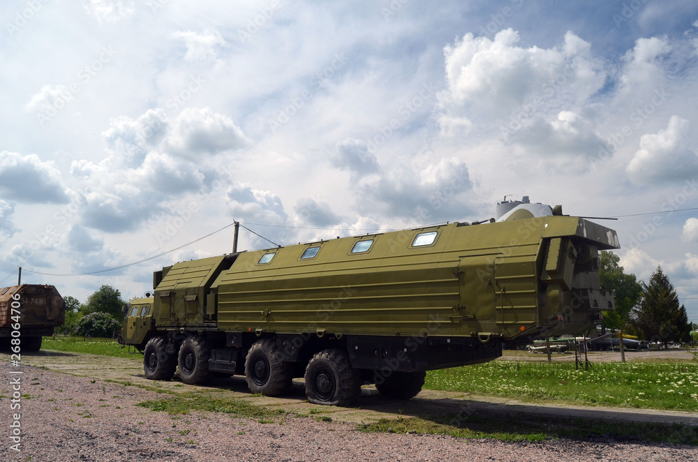 Foto de Starting and command vehicles of medium-range missile systems ...