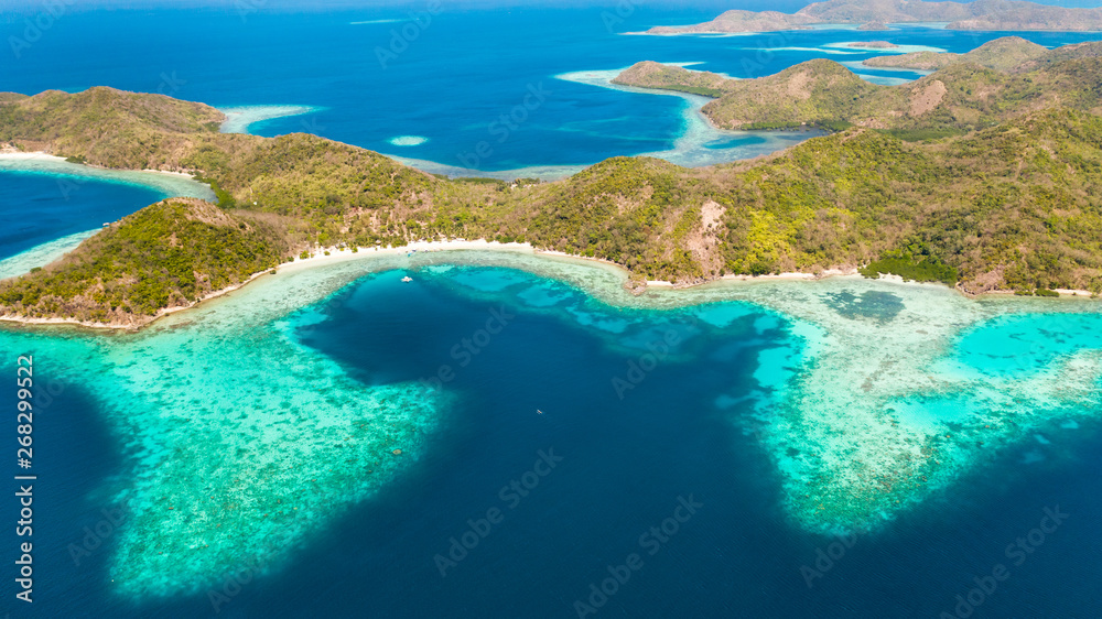 Foto de Islands of the Malayan archipelago with turquoise lagoons ...