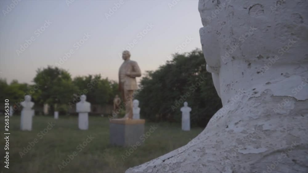 Vidéo Stock Busts and big statue of Lenin on a territory of an open-air ...