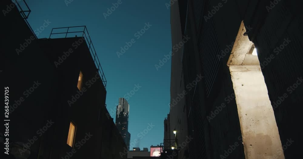 Vidéo Stock Establishing shot of a dark alleyway at night. Atmospheric ...