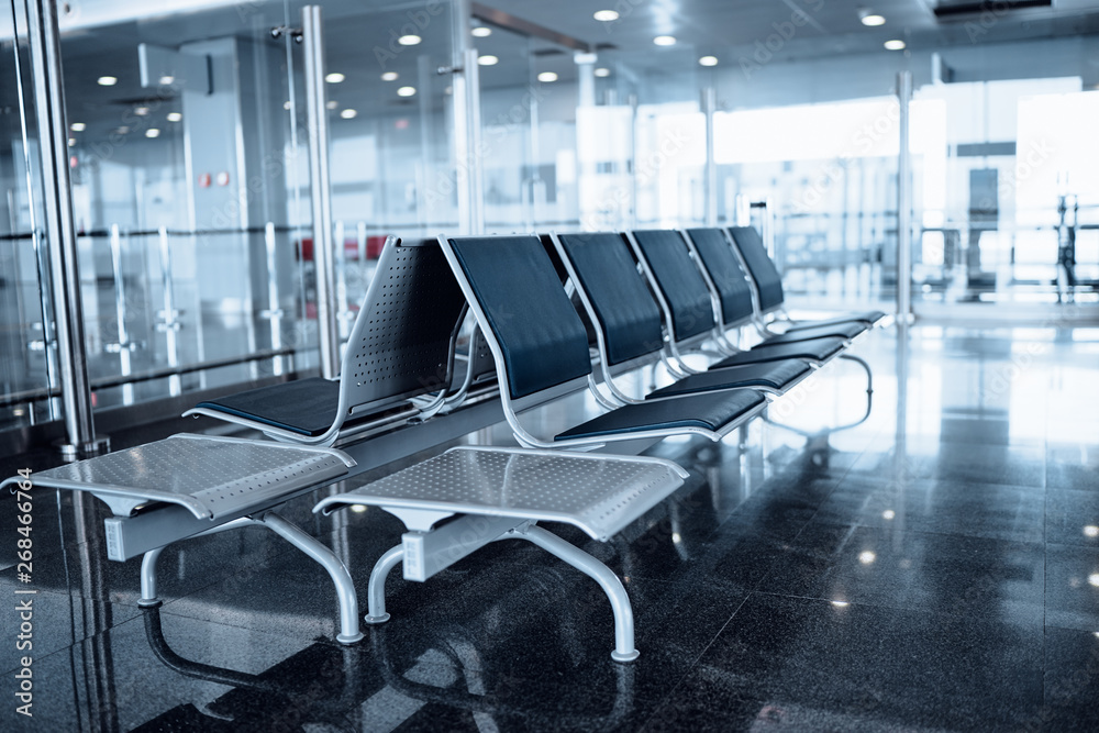 Bench in the terminal of airport. Empty airport terminal waiting area ...