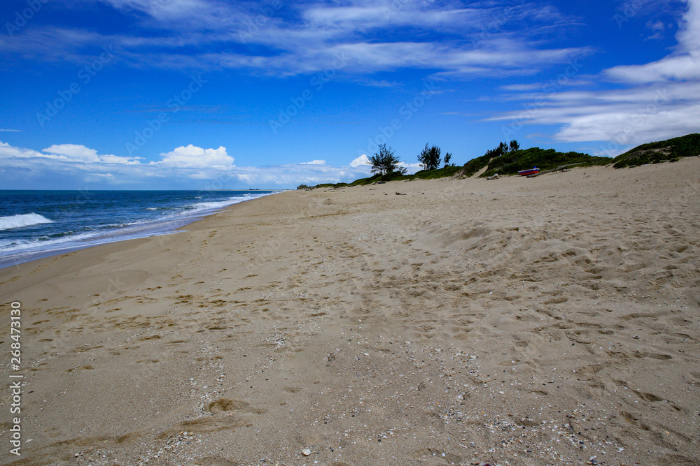Mozambik.Suburb of Maputo.Sandy beach of the Indian Ocean.Blue sky ...