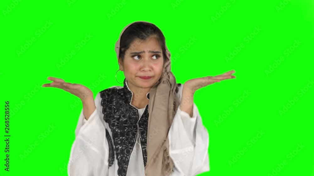 Vidéo Stock Confused young muslim woman shrugging her shoulder while ...