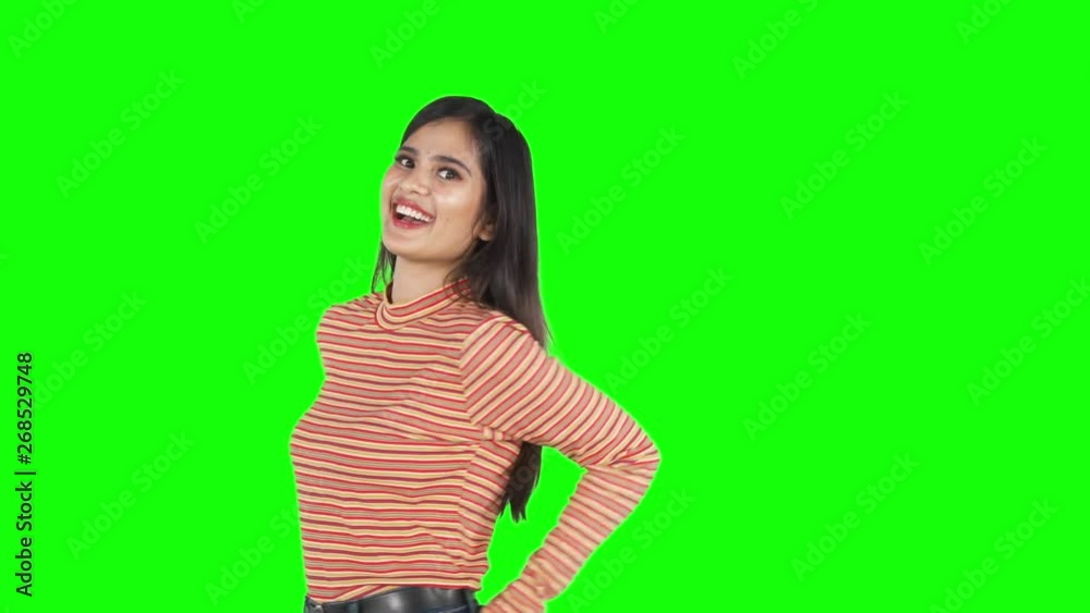 Vidéo Stock Pretty young Asian girl looking and smiling at the camera ...