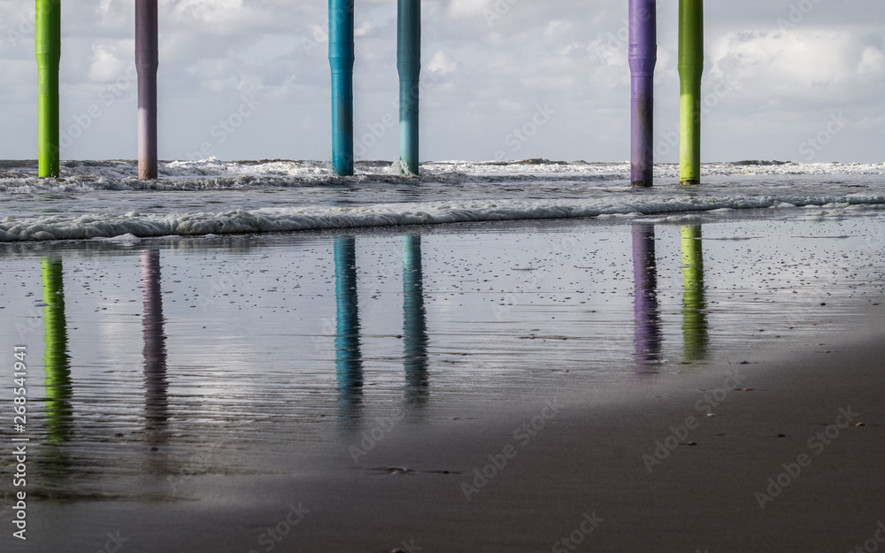 Foto de Colorful pier footings columns on North Sea Scheveningen beach ...