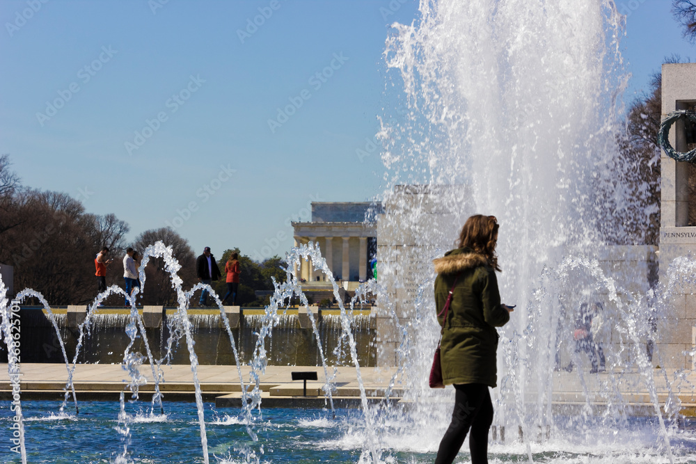 View of the northern tall-fountain of the Rainbow Pool with the Lincoln ...