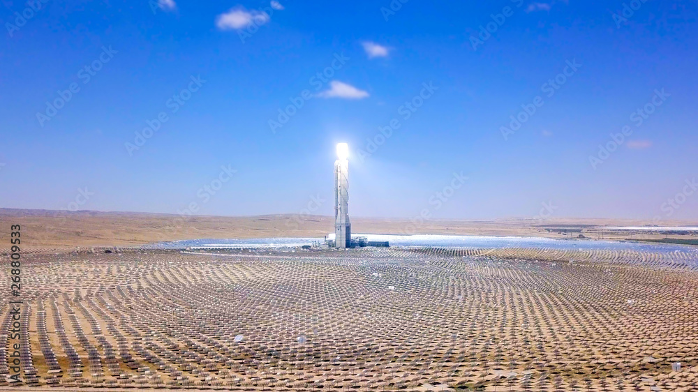 Solar power tower and mirrors that focus the sun's rays upon a ...