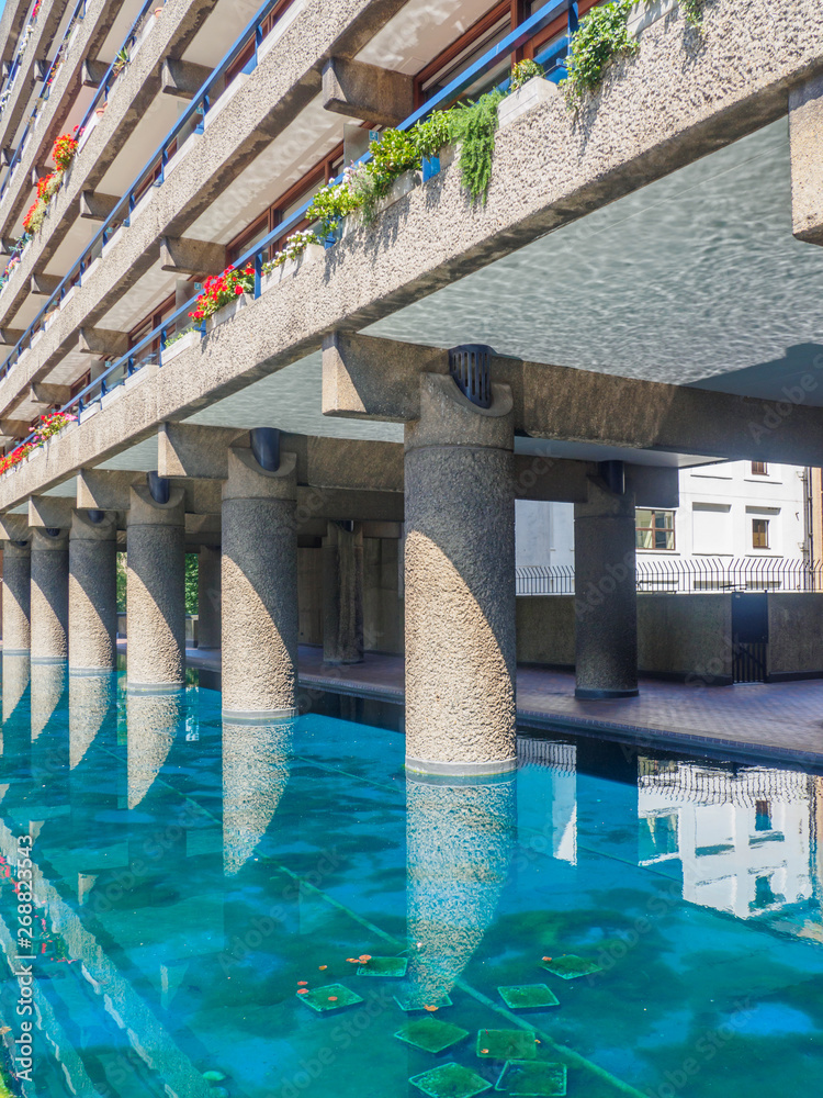 Foto de The Barbican Centre in London is one of the most popular and ...