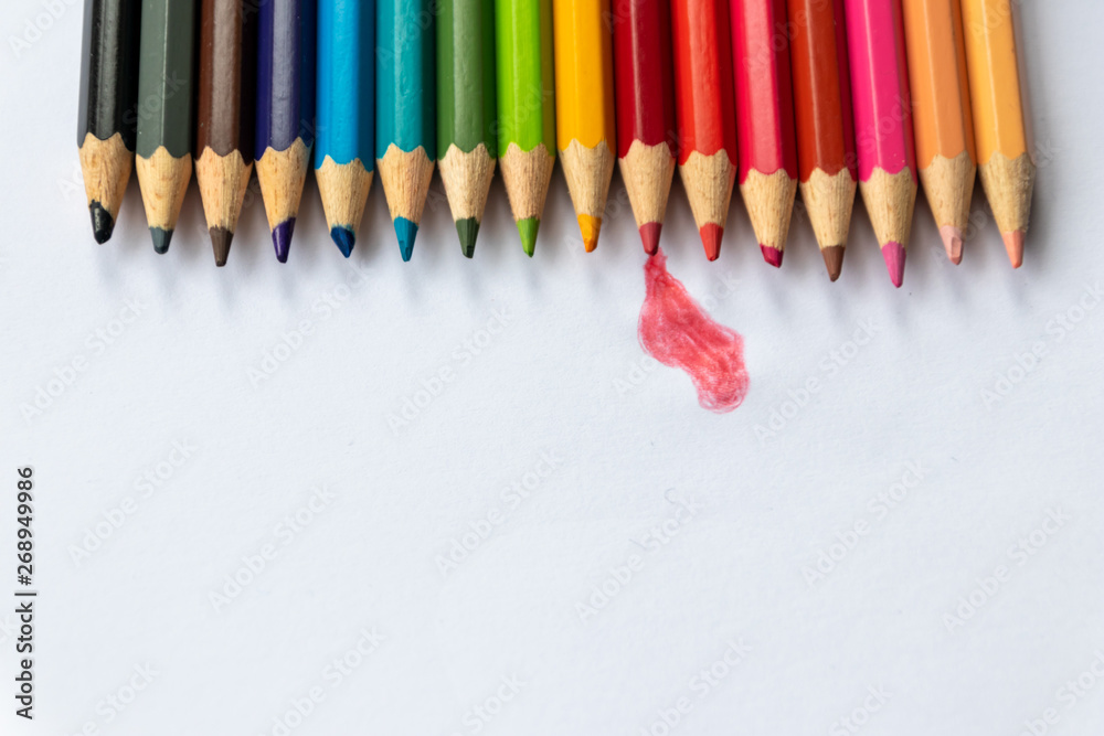 Farbenfrohe Reihe Buntstifte wartet auf den Schulanfang eines Schülers ...