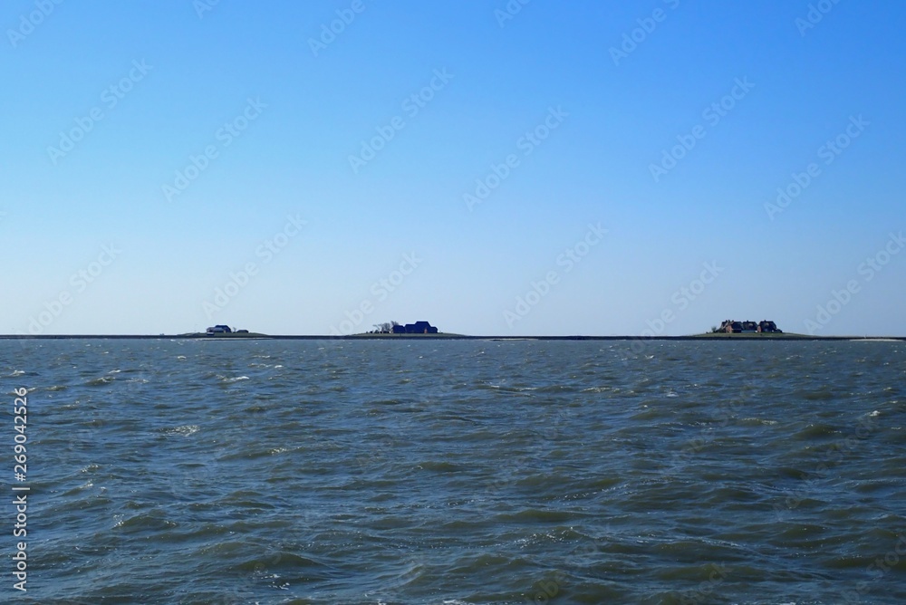 Foto de Warften auf Hallig Hooge bei der Anreise von der Nordsee aus ...