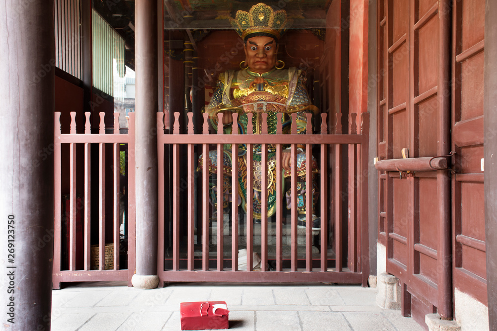 Foto de Chinese angel warrior door keeper statue at gate of Tiantan ...