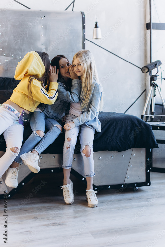 Foto de Beautiful cute young stylish girls playing together smiling ...