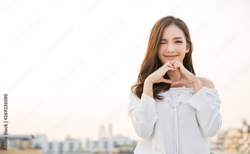 Portrait of young beautiful asian woman hands gesture in heart shape on ...
