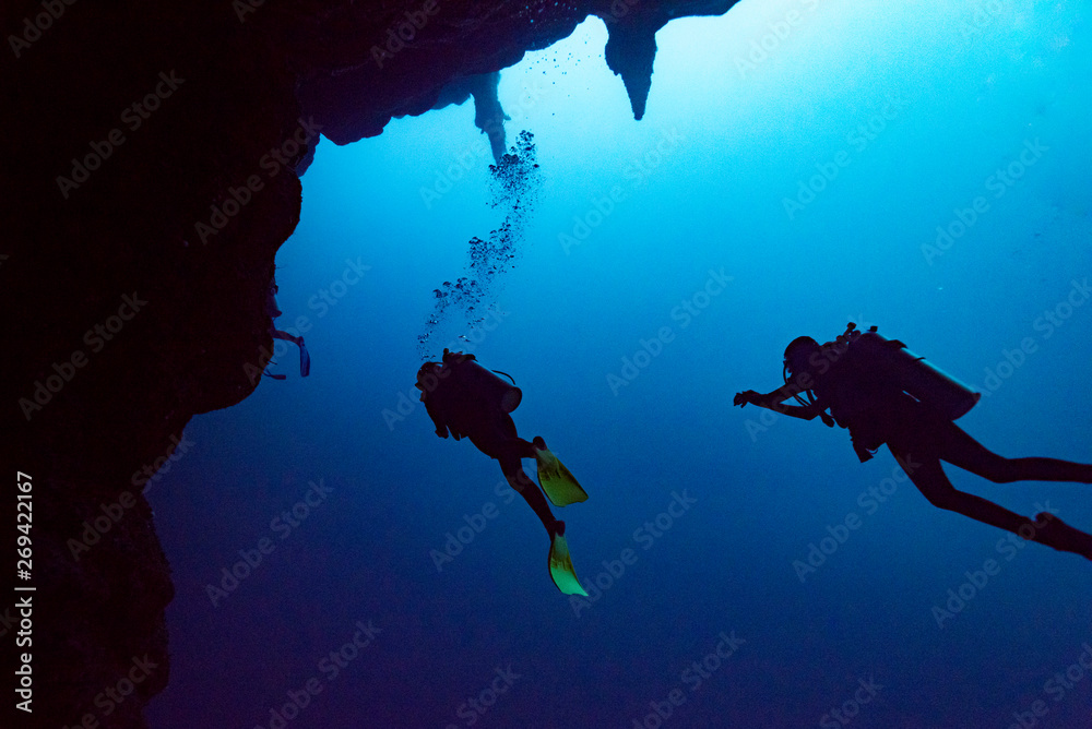 Scuba divers underwater, The Great Blue Hole, Belize Barrier Reef ...