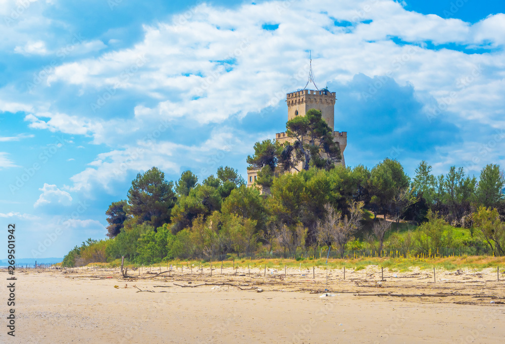 Foto de Pineto (Italy) - The touristic sandy beach of Abruzzo with the ...