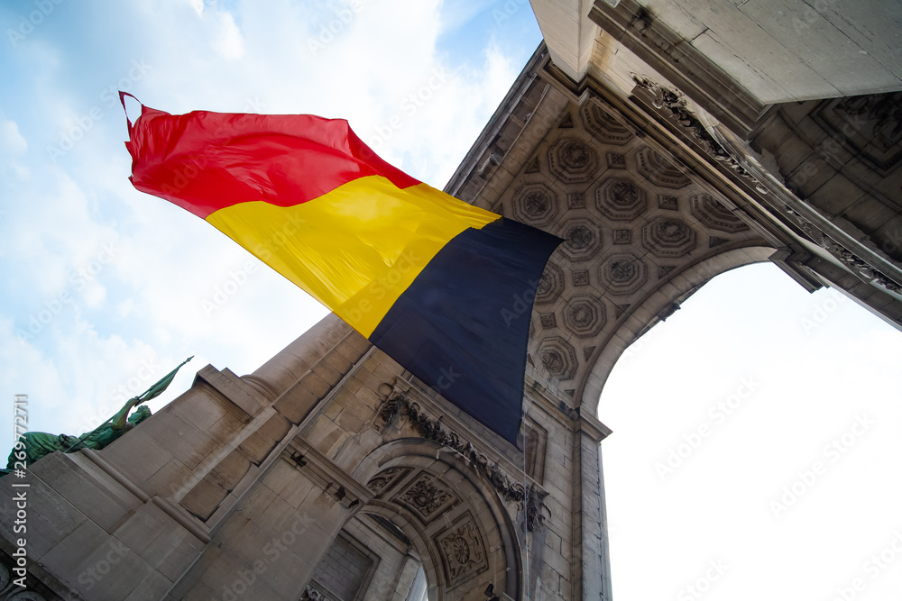 Drapeau Belge flottant au milieu de l'arche du Palais du Cinquantenaire ...