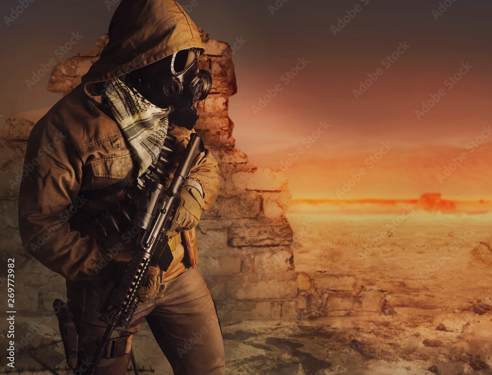 Desert post-apocalyptic soldier standing with rifle. foto de Stock ...