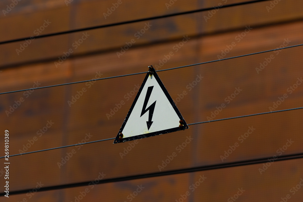 cartello appeso triangolare con fulmine pericolo energia elettrica ...
