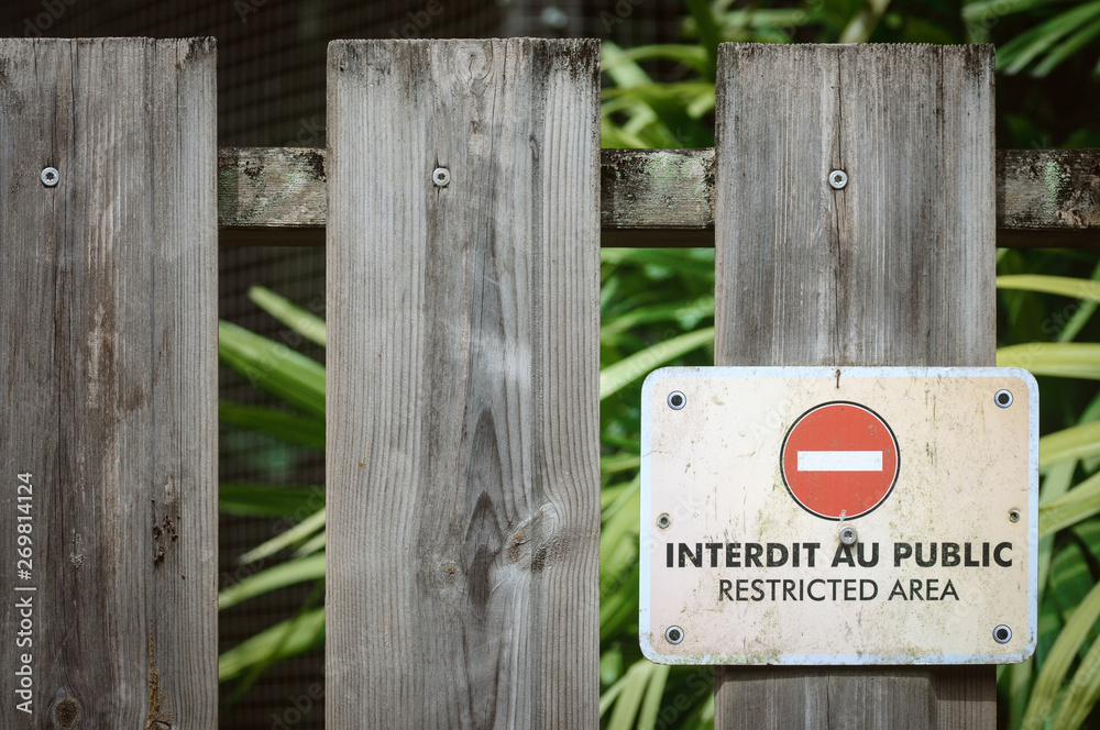 Zone interdite au public. Panneau d'interdiction de passer. Stock Photo ...