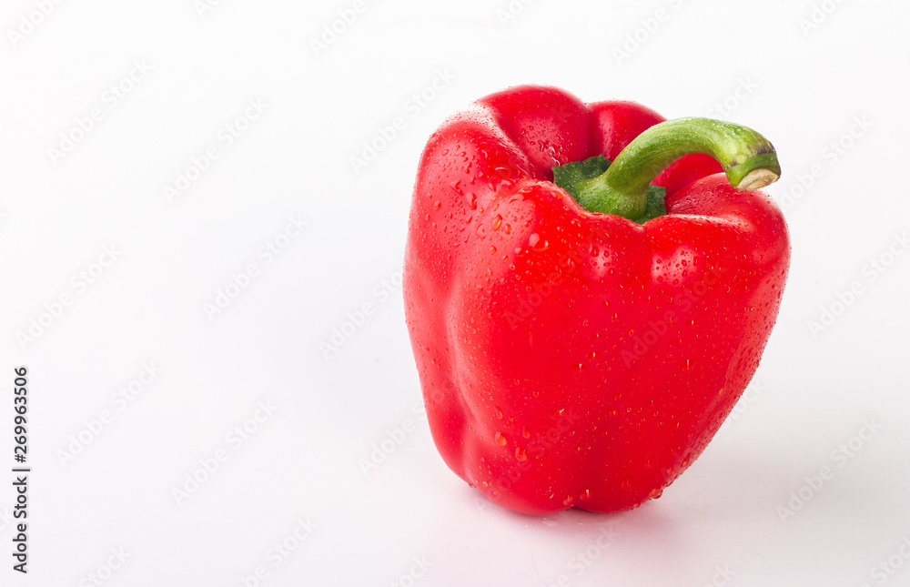 Swieza, czerwona papryka. Slodka papryka . Warzywa na bialym tle ...