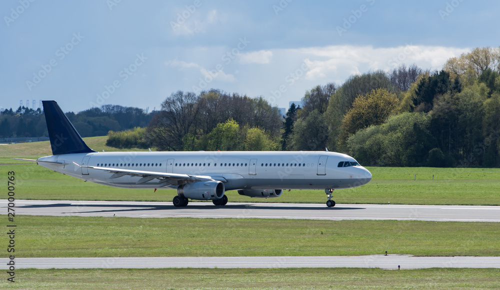 Flugzeug beim Start auf der Startbahn Hamburger Flughafen Stock Photo ...