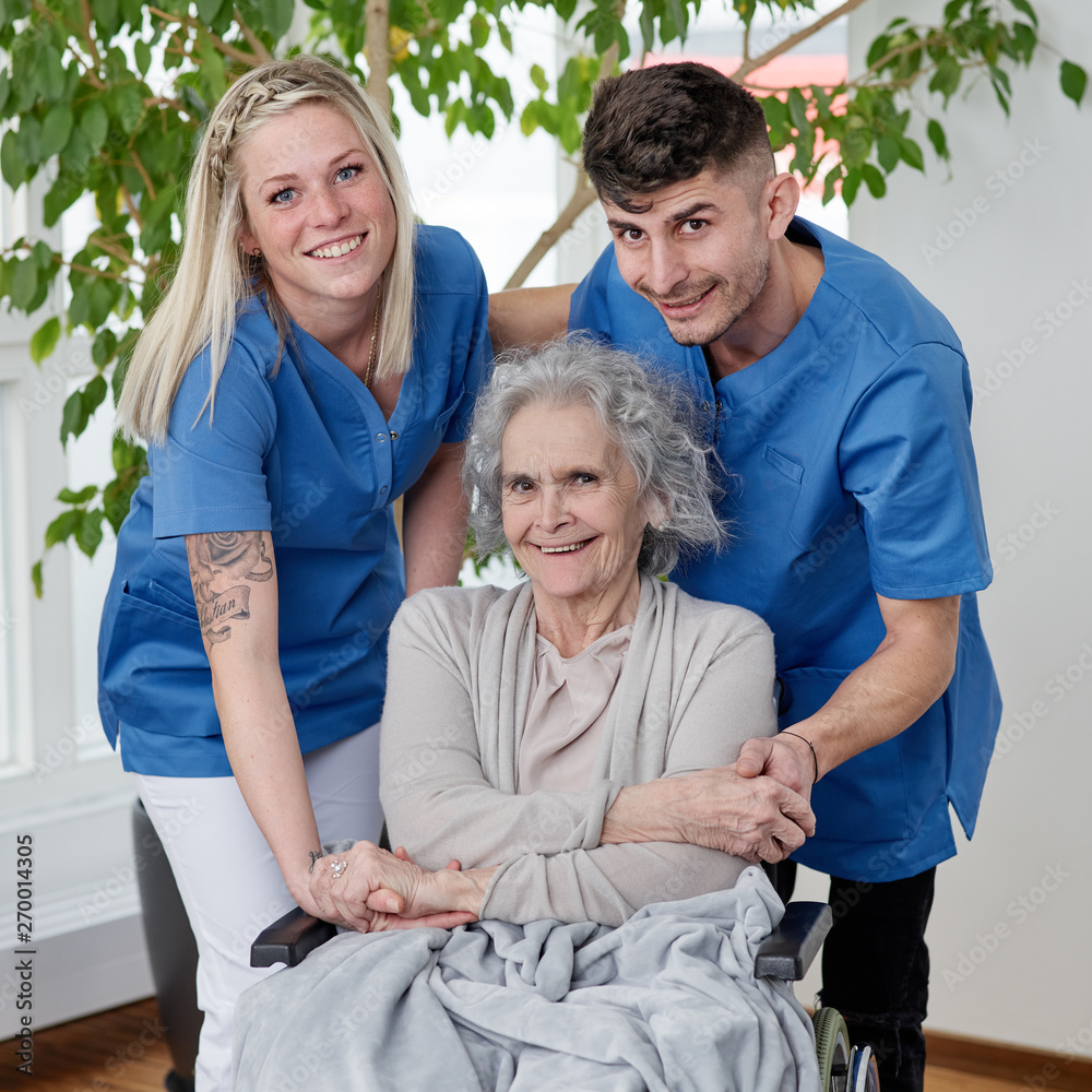 Altenpfleger bei der Arbeit Stock-Foto | Adobe Stock