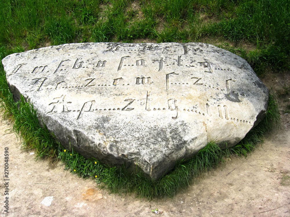 Foto de Mysterious stone with an encrypted message and mysterious signs ...