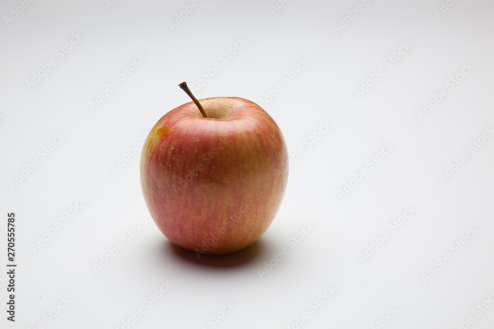 Manzana fuji, fruta sana y saludable, llena de vitaminas, sobre fondo ...