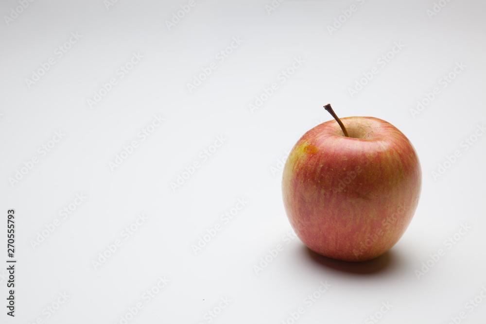 Manzana fuji, fruta sana y saludable, llena de vitaminas, sobre fondo ...