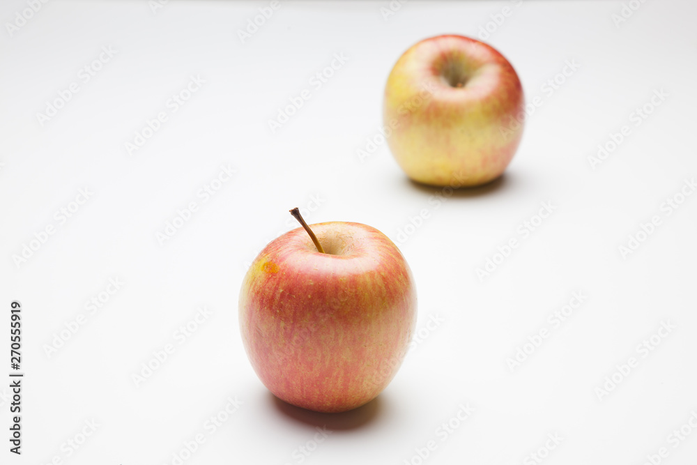 Manzana fuji, fruta sana y saludable, llena de vitaminas, sobre fondo ...