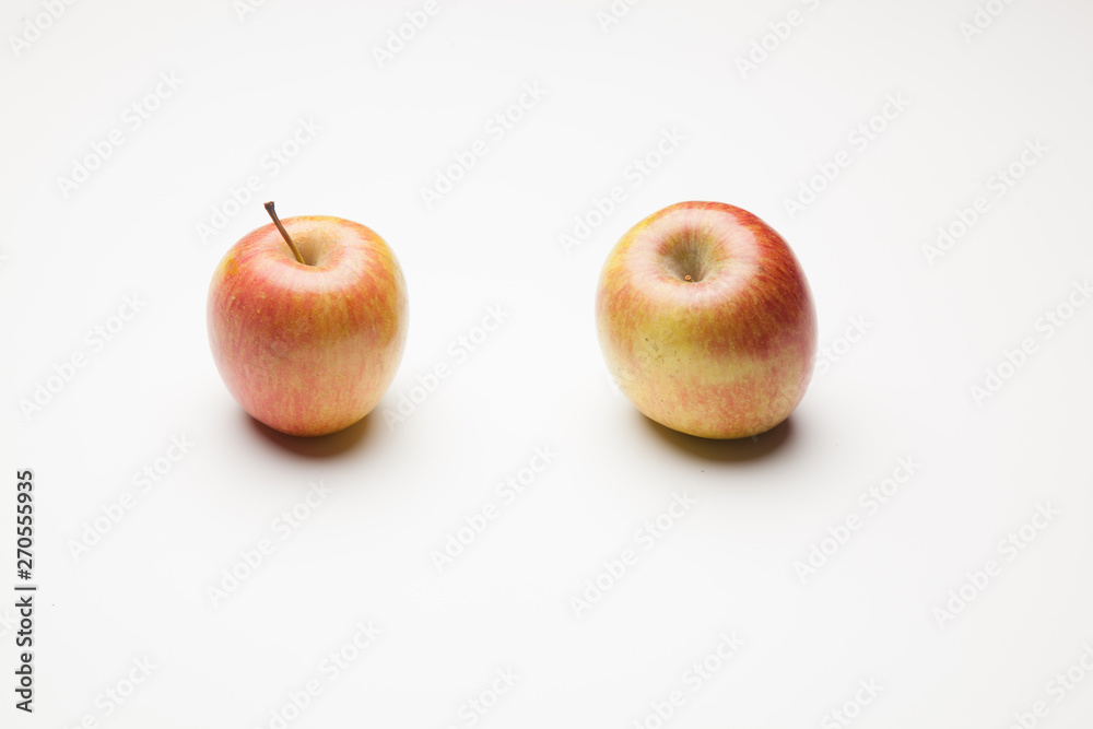 Manzana fuji, fruta sana y saludable, llena de vitaminas, sobre fondo ...