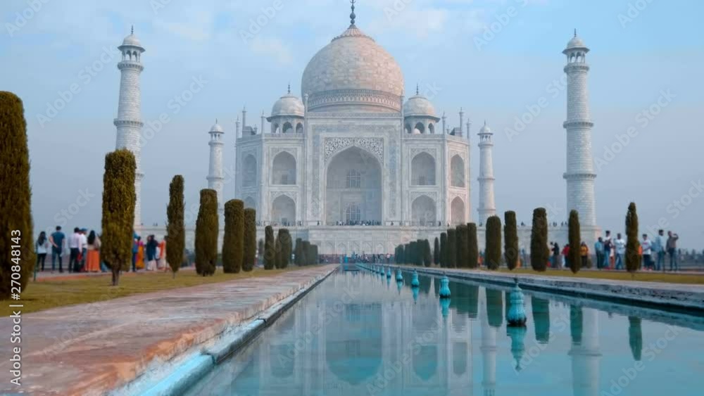 Vídeo do Stock: Taj Mahal - a mausoleum mosque, combines elements of ...