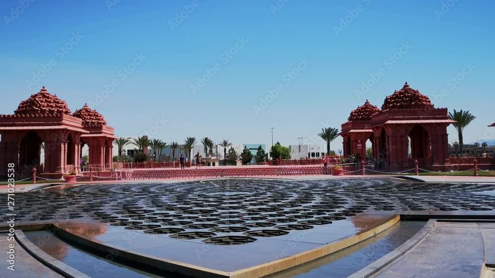 Exterior view of the famous BAPS Shri Swaminarayan Mandir vídeo de ...