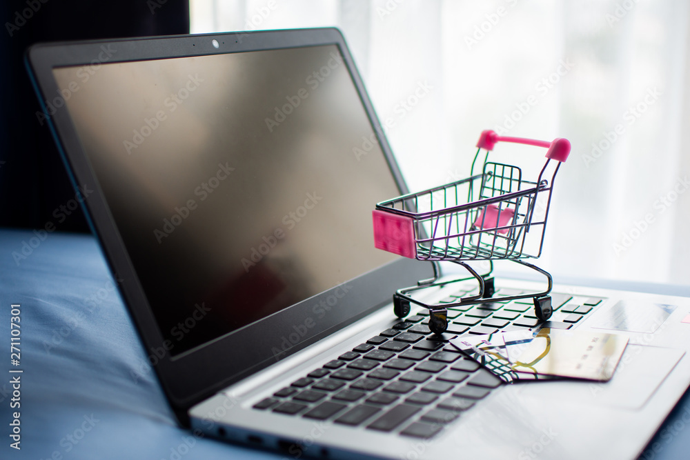 shopping cart and credit card on computer, shopping online concept ...