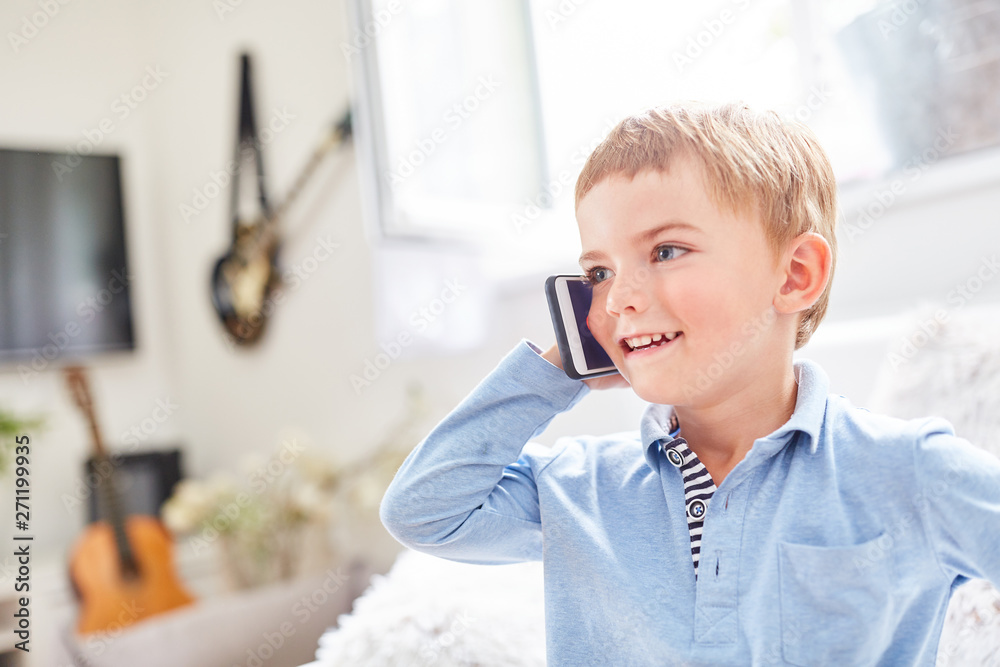 Junge telefoniert mit dem Smartphone Stock Photo | Adobe Stock