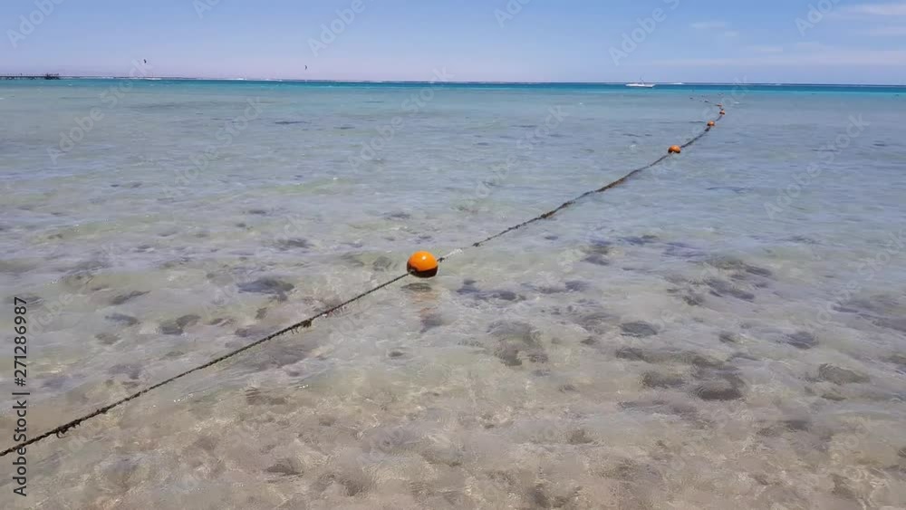 Vidéo Stock rope with buoys in the sea. Closeup photo. Plastic floating ...