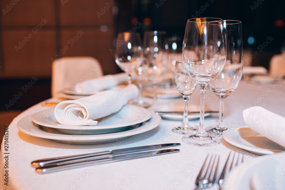 Round white table with elegant compositions from natural flowers ...