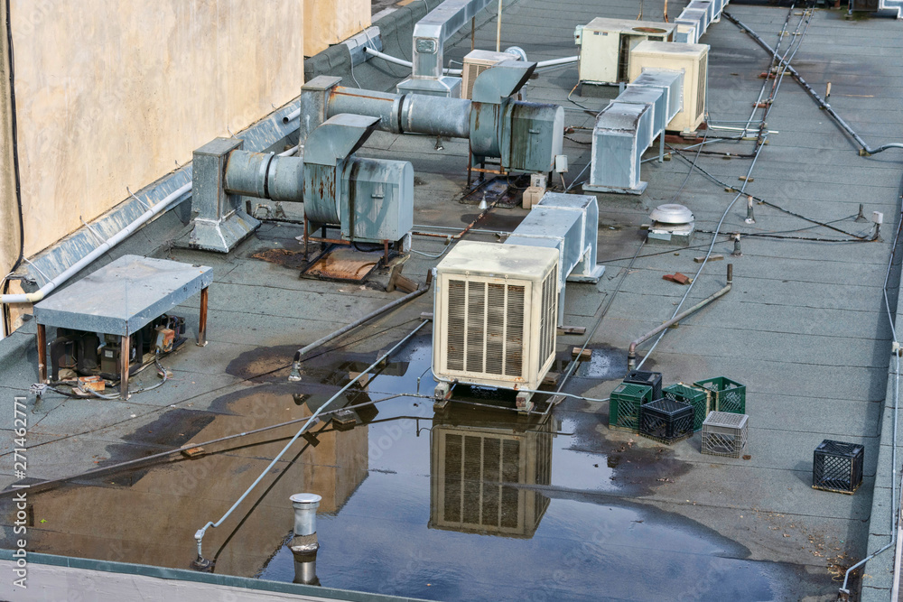 Fotka „Air conditioning systems on roof of commercial buildings. The ...