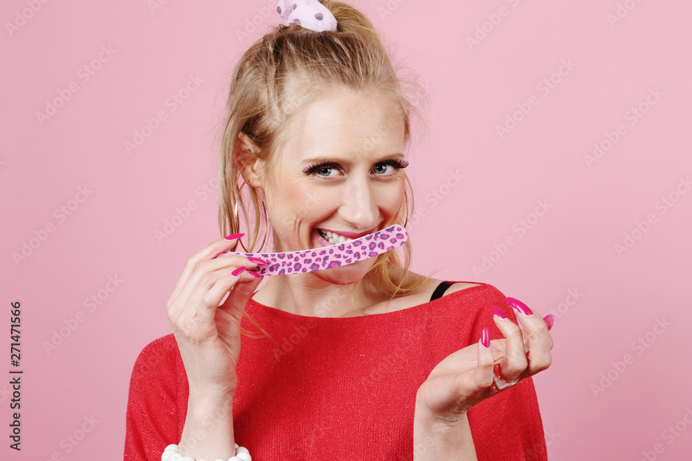 femme drôle humour fond rose Stock Photo | Adobe Stock