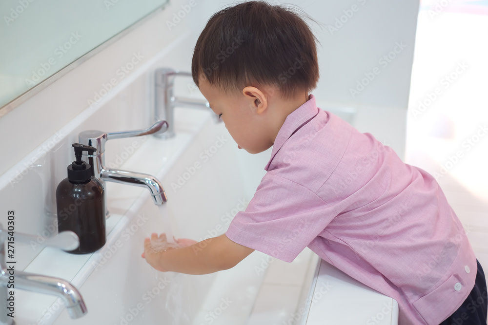 Fotka „Cute little Asian 2 - 3 years old toddler boy child washing ...