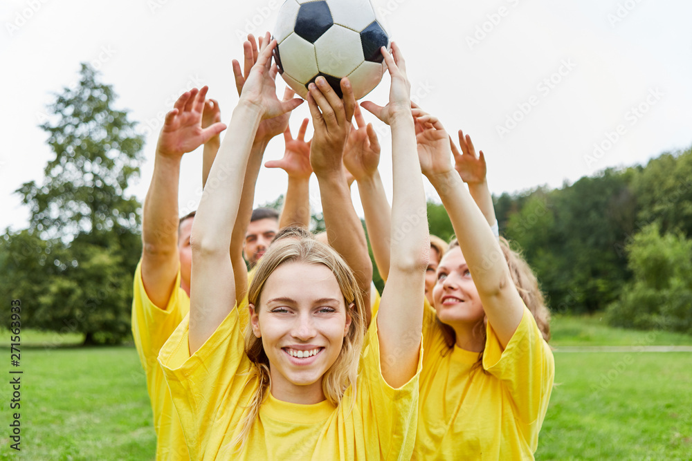 Teamwork Training mit dem Fußball Stock Photo | Adobe Stock