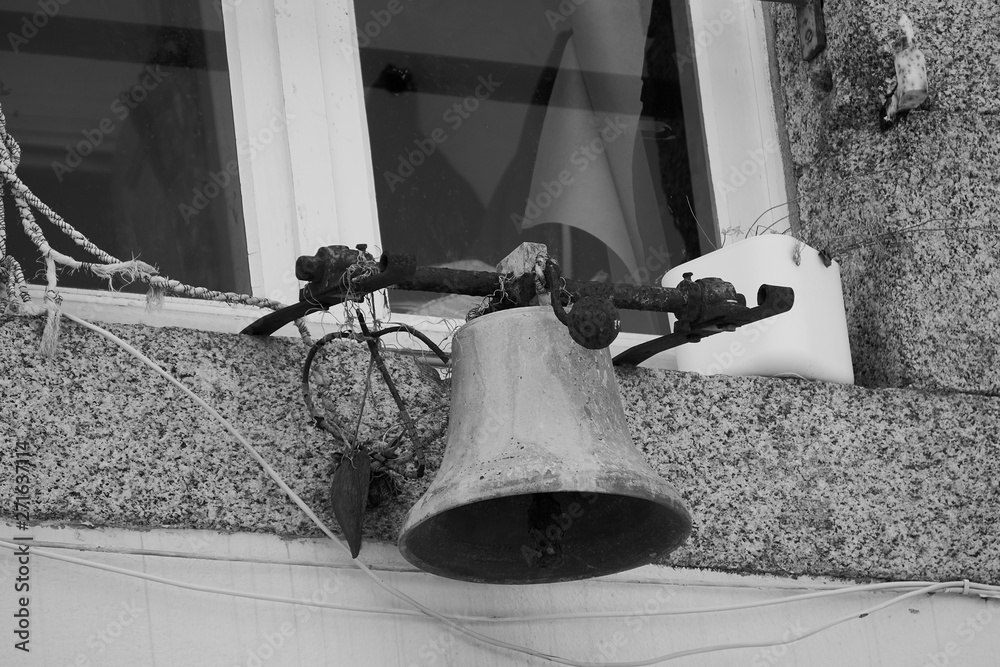 Ancienne cloche en bronze de cour d'école . Stock Photo | Adobe Stock