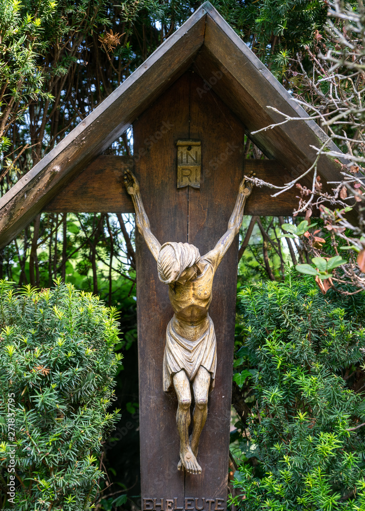 statue of jesus christ on cross altes Kreuz mit Jesus Stock Photo ...