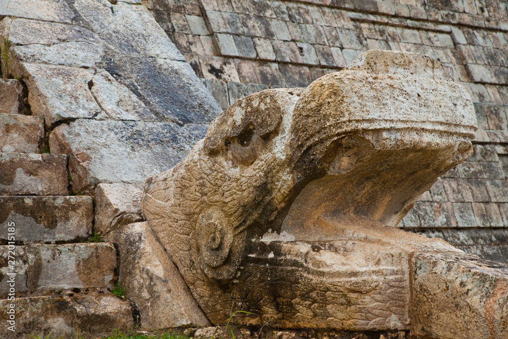 Foto de Cabeza Serpiente dios Kukulcán o Quetzalcóatl maya. Pirámide El ...