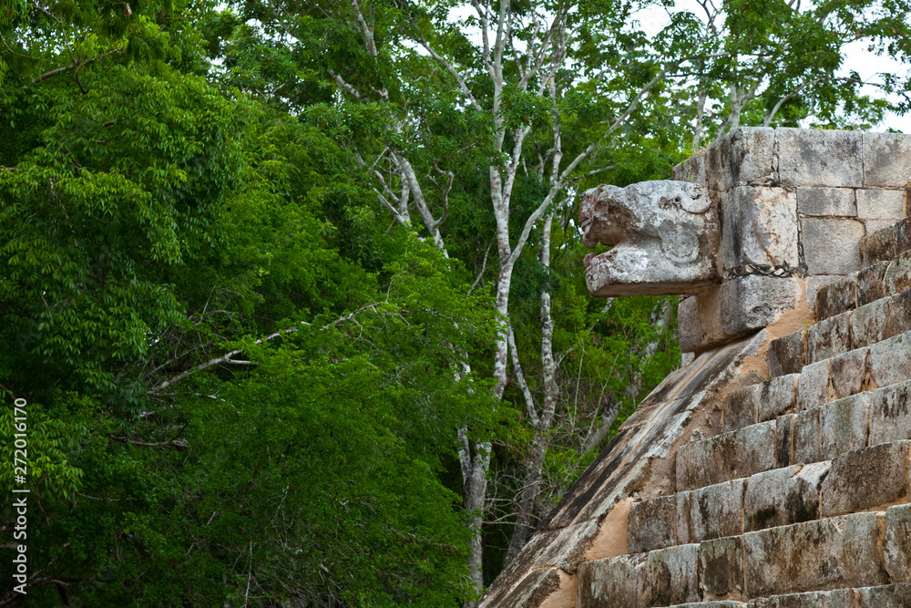 Plataforma de los Jaguares y las Águilas. Yacimiento Arqueológico Maya ...