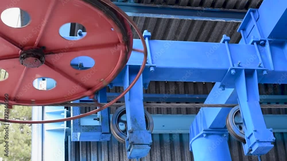 The work of the cable car . End rail mechanism of the cable car in ...