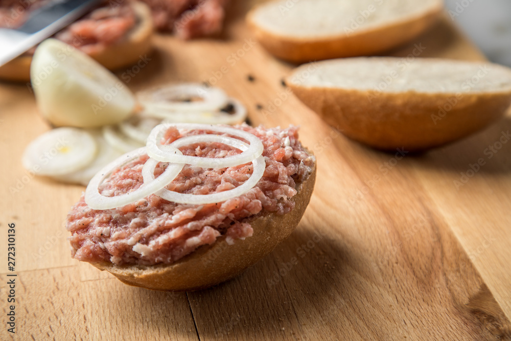 Deutsche Mettbrötchen mit rohen Schweine Mett, Brötchen, Butter ...