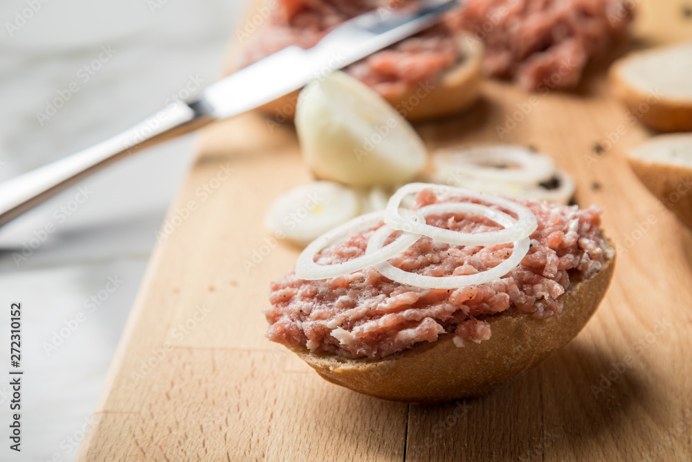 Deutsche Mettbrötchen mit rohen Schweine Mett, Brötchen, Butter ...
