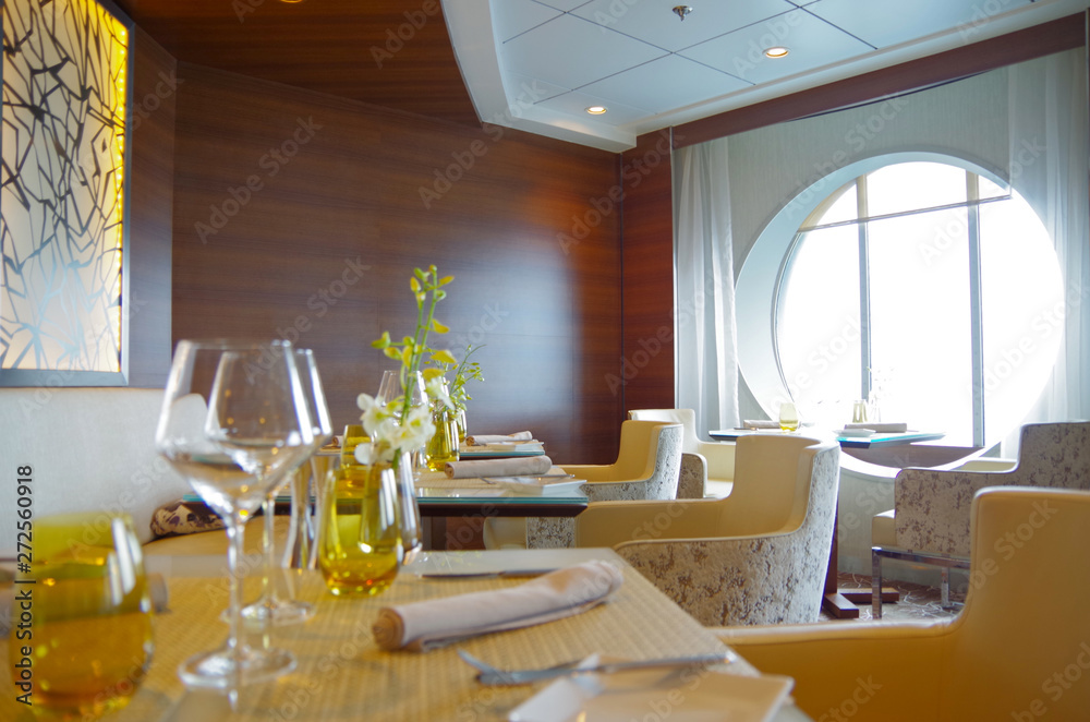 Festlich gedeckter Tisch in Restaurant auf Kreuzfahrtschiff - Elegant ...