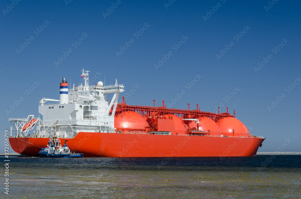GAS TANKER - The big ship maneuvers in the mooring port at the wharf ...
